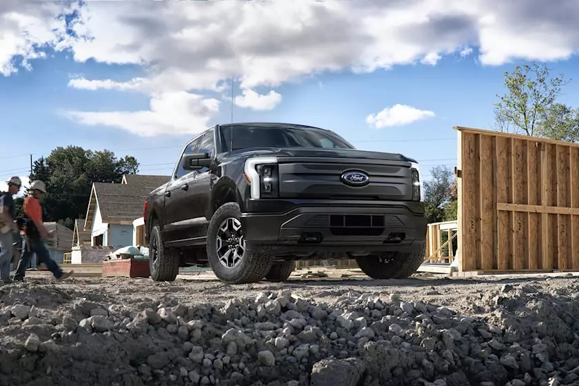 2022 Ford F-150 Lightning алдыңғы бұрыштық көрінісі