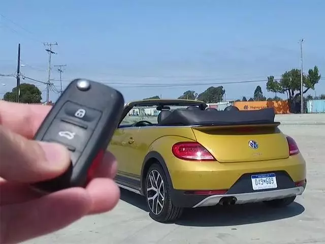 2017 Volkswagen Beetle Convertible Dune то ҳол мошини сартарош аст 61164_1