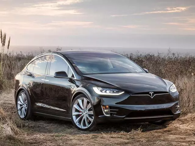 Tesla je na daljavo razširila ponudbo svojih avtomobilov, da bi lastnikom pomagala pobegniti iz Irme 61356_2