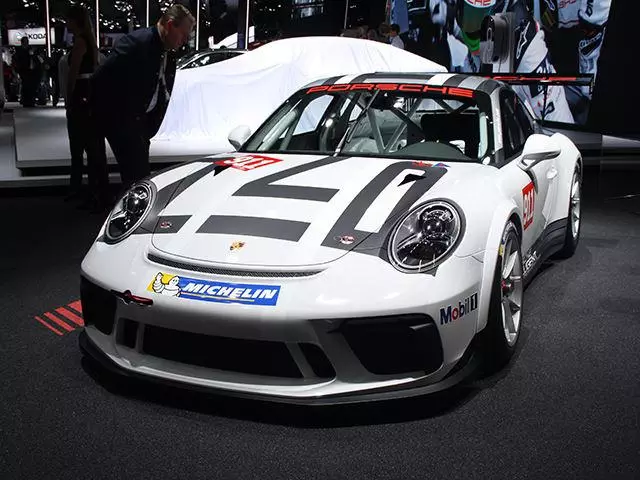 പോർഷെ 911 GT3 കപ്പ് അതിന്റെ റേസ് കാറുകൾ എന്തിനാണ് മികച്ചതെന്ന് ലോകത്തെ ഓർമ്മിപ്പിക്കുന്നു 61622_1