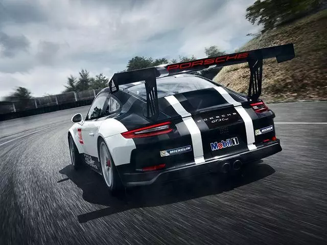 പോർഷെ 911 GT3 കപ്പ് അതിന്റെ റേസ് കാറുകൾ എന്തിനാണ് മികച്ചതെന്ന് ലോകത്തെ ഓർമ്മിപ്പിക്കുന്നു 61622_3