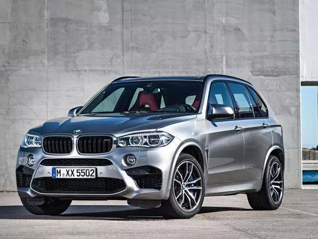 750-HP BMW X5 M은 트랙에서 동등하게 강력한 AMG를 파괴합니다. 61780_1