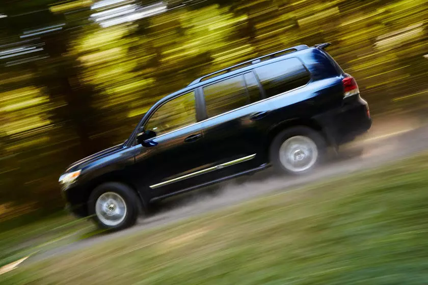 2016-2019 Toyota Land Cruiser Left Side View In Motion