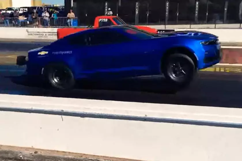 צפו בשברולט החשמלי eCOPO Camaro Pop A Wheelie מפואר 62048_1