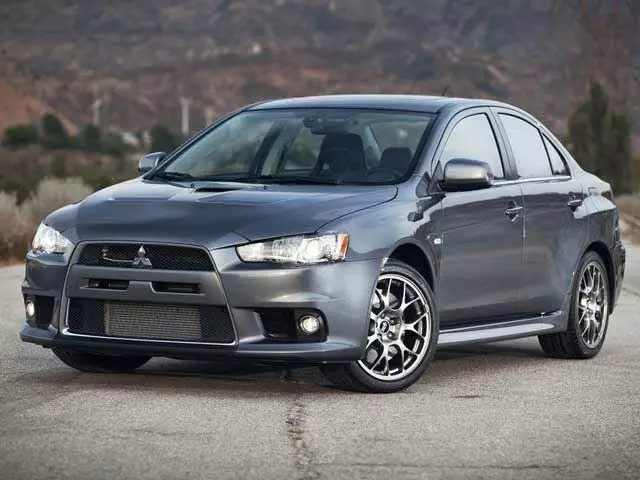 Mitsubishi Lancer атауын өлтіруінің 2 себебі 62218_2