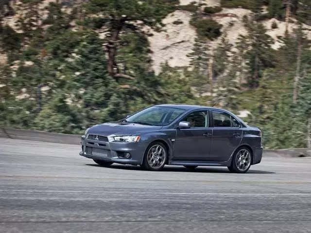 Mitsubishi Lancer атауын өлтіруінің 2 себебі 62218_5