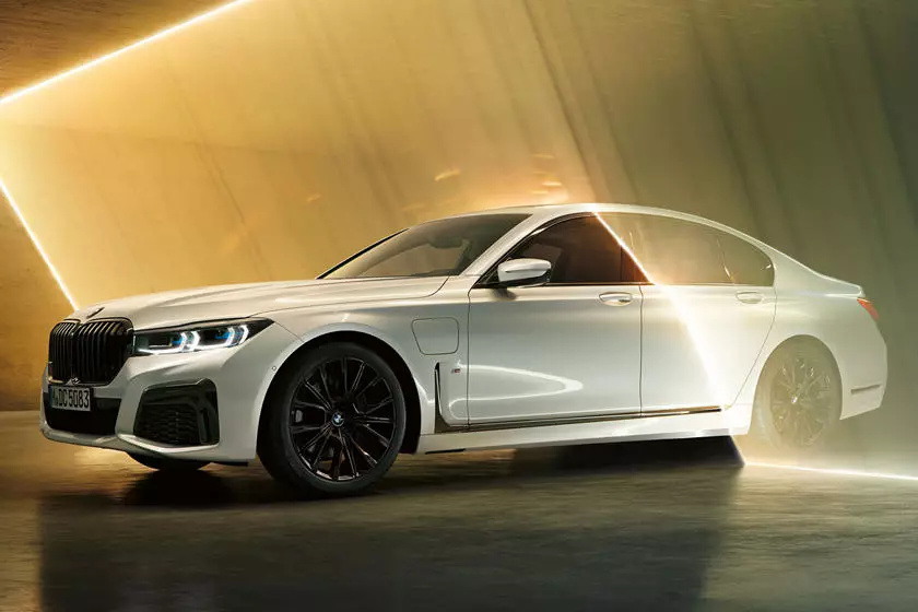 BMW 7 ọhụrụ na-ele anya Stellar na M Sport, ngwugwu ahịrị Shadow 62433_1