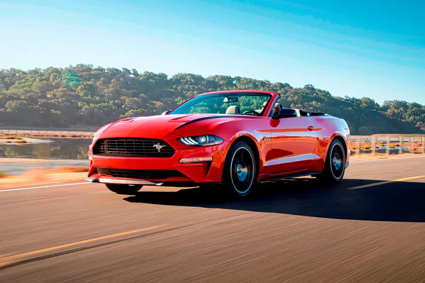 Vista de ângulo frontal conversível Ford Mustang 2018-2020