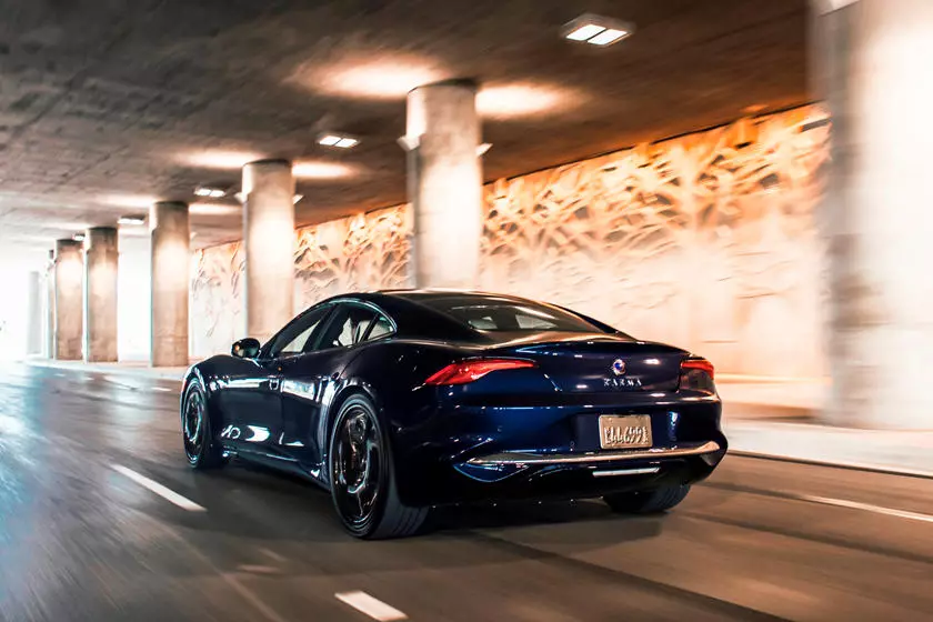 2020 Karma Revero GT রিয়ার ভিউ ড্রাইভিং