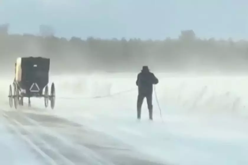 Anh chàng này đã dành Giáng sinh Trượt tuyết đằng sau một con ngựa Amish và Buggy 62706_1