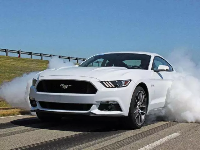 Injineerka Sare ee Ford Mustang oo ka hadlaya Smack ku saabsan Camaro 62870_2