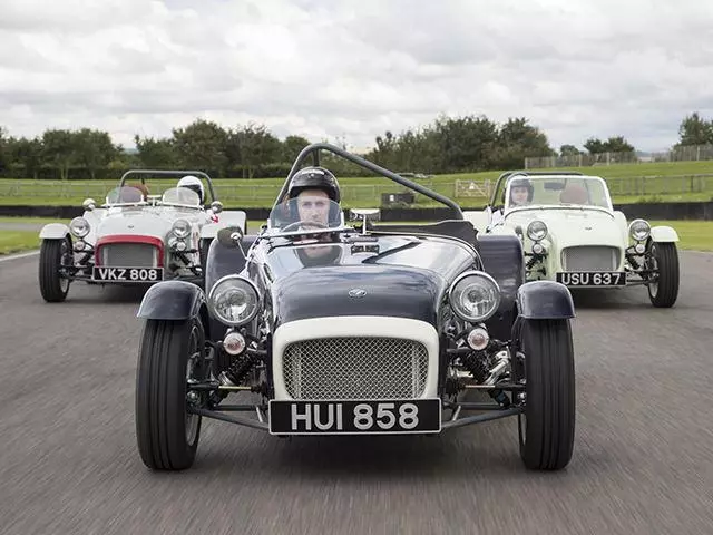 I-Retro-Inspired Caterham Seven SuperSprint Ithengisiwe kwiiyure ezisixhenxe 62876_1