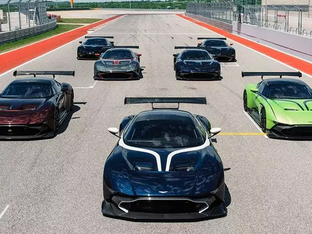 Žiūrėkite „Aston Martin Vulcans Tear Up Circuit Of Americas“. 629_1