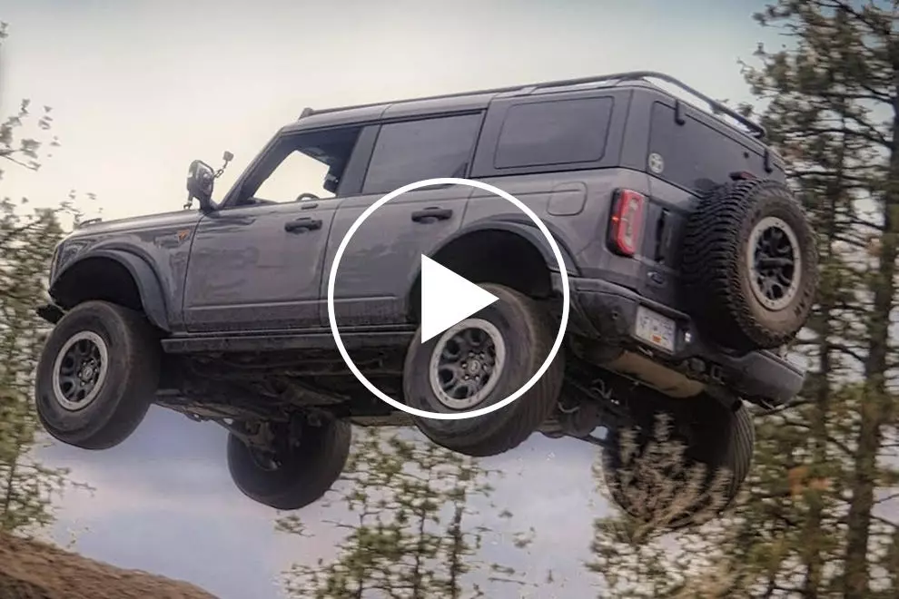 Regardez un Ford Bronco Badlands Stick un saut de 43 pieds