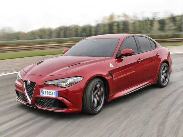O rival insignia da serie 5 de Alfa Romeo foi atrasado 63547_1