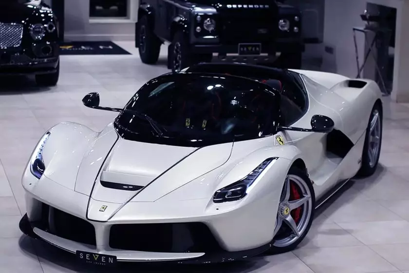 Dës Erstaunlech Wäiss LaFerrari Aperta huet nëmmen 60 Meilen gefuer 63628_1