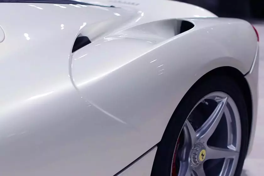 这辆令人惊叹的白色 LaFerrari Aperta 仅行驶了 60 英里 63628_6