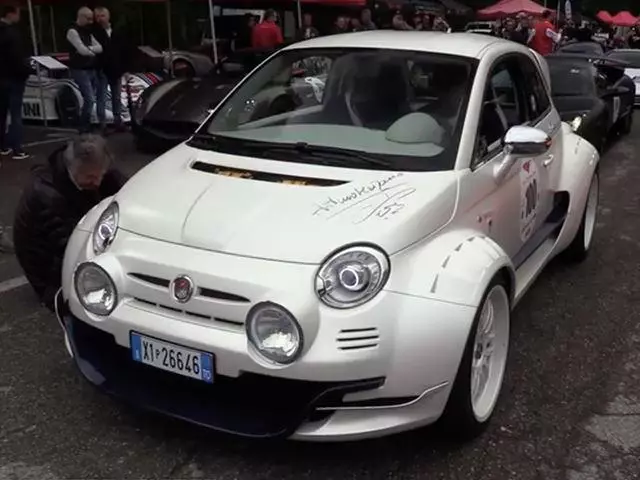 Fiat 500 Yachizolowezi iyi ya Alfa 4C Ndi Chilombo Chapakati pa Engine Hillclimb 63700_1