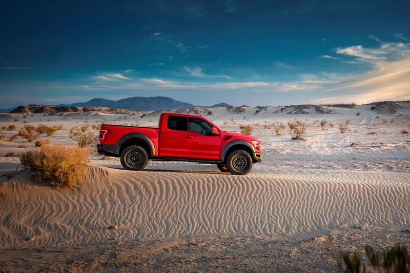 2017-2018 Ford F-150 Raptor දකුණු පැත්තේ චලනය