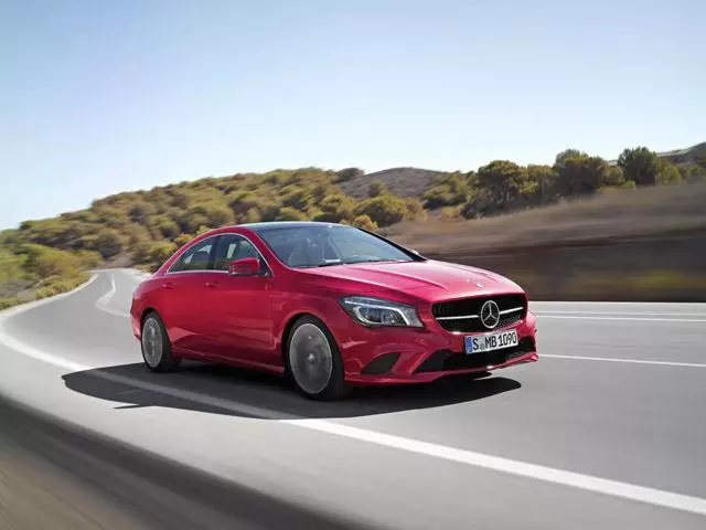 Mercedes waxay cusboonaysiisay CLA-Class-ka 2015 63915_1