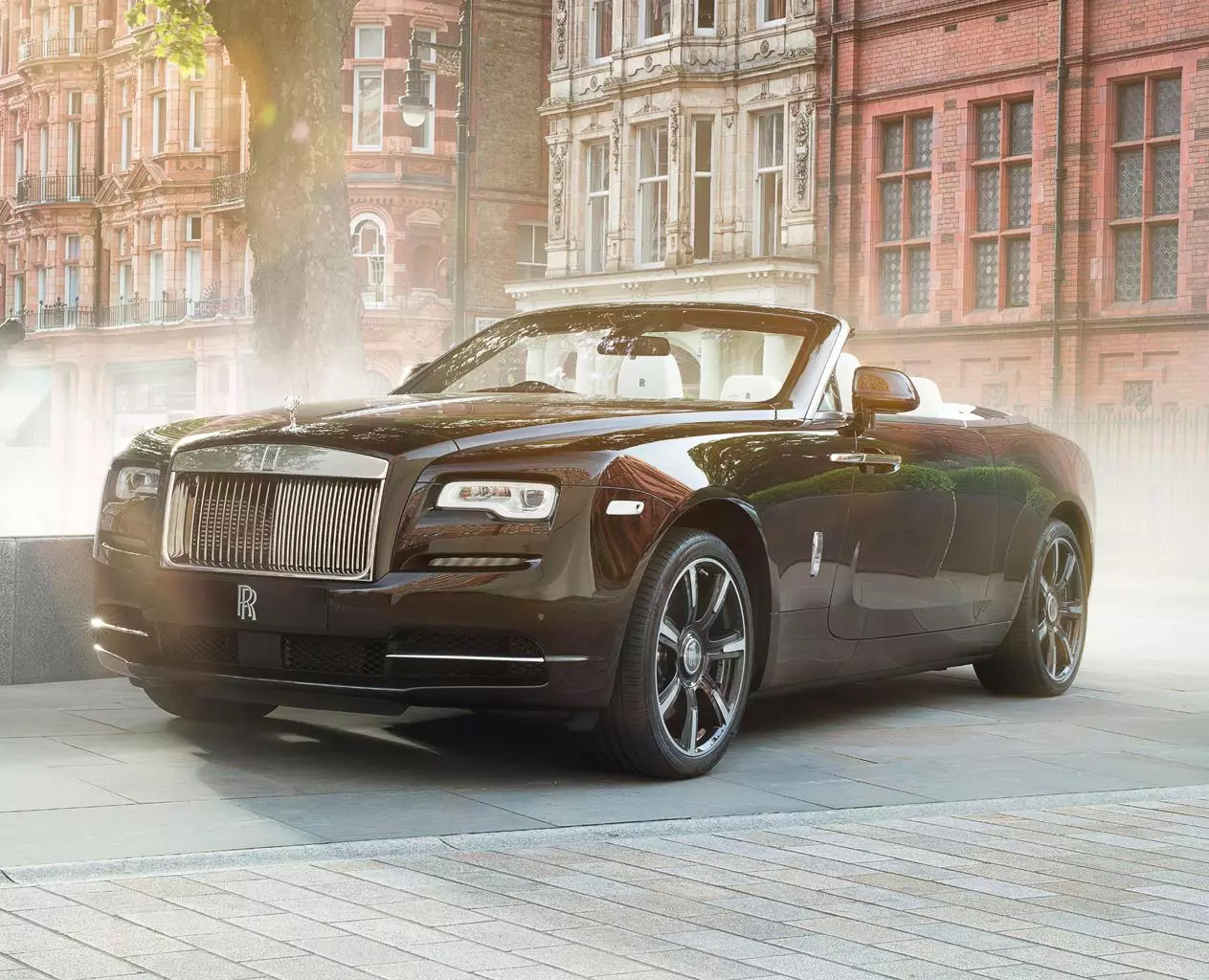 Üýtgeşik “Rolls-Royce Dawn Mayfair” eksklýuziwligiň iň soňkusy 639_1