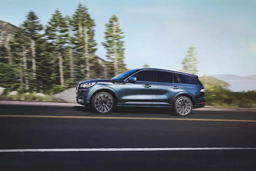 2020-2022 Lincoln Aviator သည် အဆင့်မြင့်နည်းပညာနှင့် Hybrid Power Side View မောင်းနှင်မှုဖြင့် ရောက်ရှိလာသည်