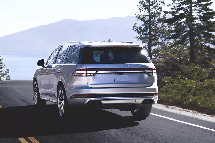 A 2020-2022-es Lincoln Aviator fejlett technológiával és hibrid motoros tolatóvezetéssel érkezik