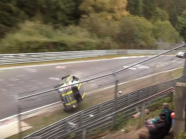 Hoe kan deze Suzuki in godsnaam niet flippen na een brute crash op de Nürburgring? 64072_1