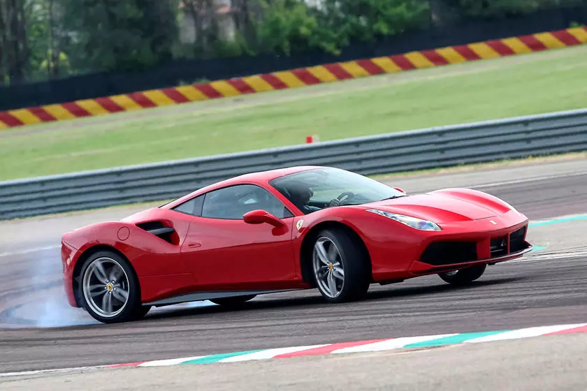 Ferrari ganhou dinheiro no verão passado graças aos seus supercarros V8 64240_3