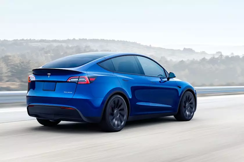 2020-2022 Tesla Model Y körning bakifrån