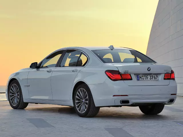 M770i në kapak BMW 7 Seria 2015 64742_3