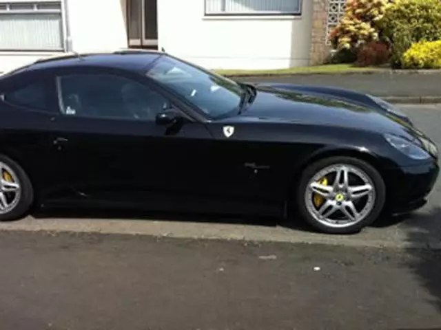 መጥረቢያ የሚይዘው Maniac ቅጠሎች Ferrari 612 Scaglietti ለሞቱ 65153_1