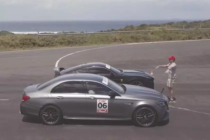 Aquí tes a proba de que o Mercedes E63 é o Muscle Car definitivo nunha carreira de resistencia 65221_1