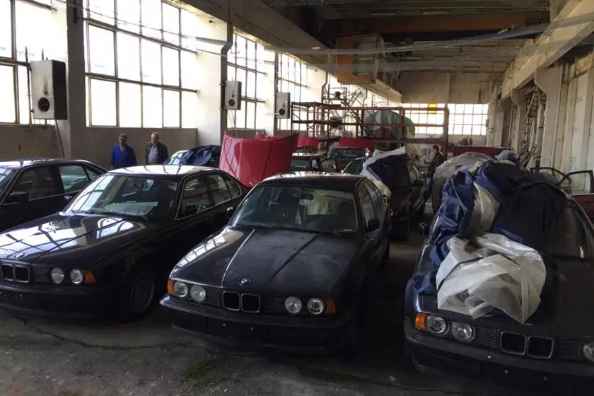 In einer Scheune wurde ein Haufen Zero-Mile-BMWs gefunden