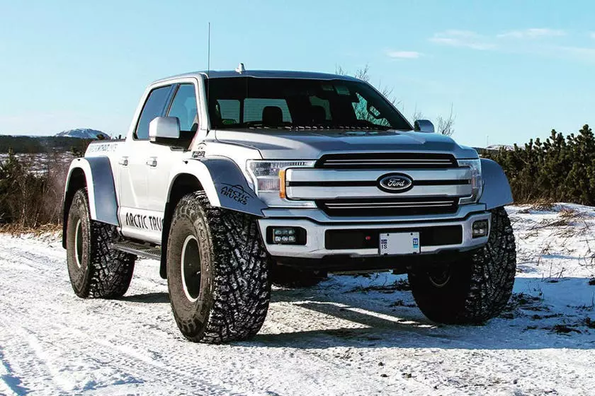 Ford F-150 ආක්ටික් ප්‍රදේශයට මුහුණ දීම සඳහා මෙගා අඟල් 44 බූට් පැළඳ සිටී 65368_1