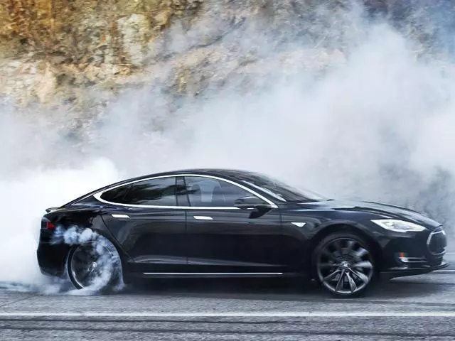 Tesla het $1 miljard oor die afgelope vyf jaar by mededingende motorvervaardigers verdien 65563_1