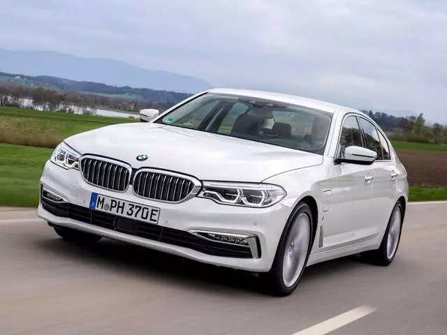 Evo kako BMW želi da bežično punite svoj automobil 65618_1