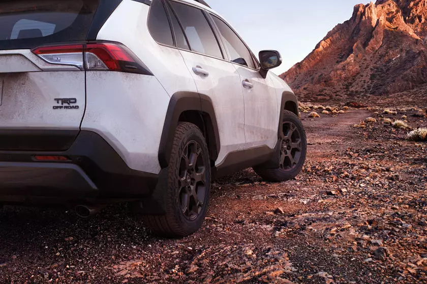 Toyota RAV4 TRD Off-Road Vs. Adventure: Kedu ihe dị iche? 65762_8