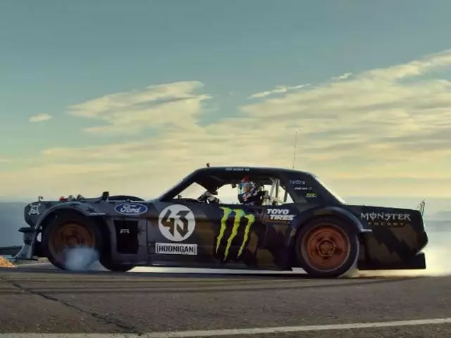 Si Ken Block Molumba sa Pikes Peak Sa Iyang Mad 1,400-HP Mustang 65848_1