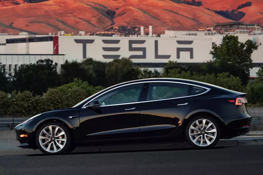 Pamrentah AS Ndhaptar Tesla liwat Nomer Produksi Model 3 sing Ditanya 65922_3