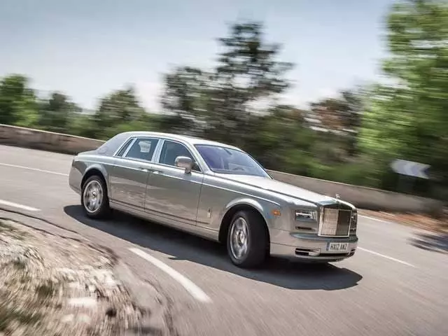 Rolls-Royce E le'i Fa'amata'utia e Maybach, ma e le tatau 65934_3