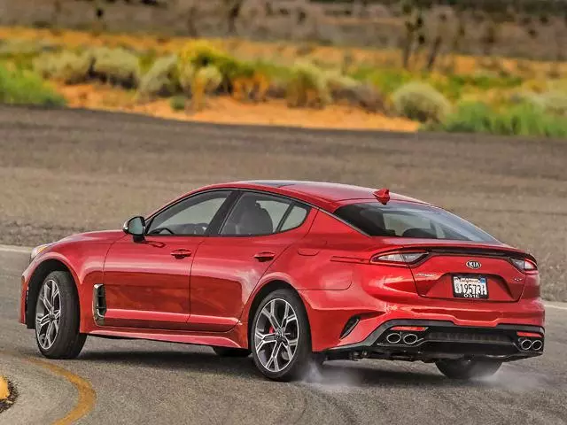 Koj Muaj peev xwm Yuav Ib Tug Tag Nrho-Loaded, 365 HP 2018 Kia Stinger Rau $51,000 66075_1