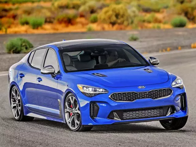 Anda Dapat Membeli Kia Stinger 365 HP 2018 Terisi Penuh seharga $51.000 66075_2