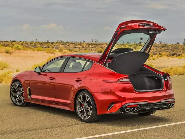 Můžete si koupit plně nabitý, 365 HP 2018 Kia Stinger za 51 000 $ 66075_3