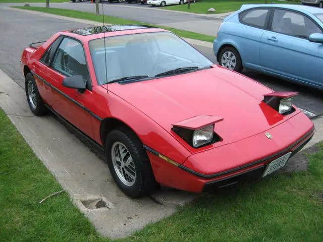 Slavens ar uguni: Pontiac Fiero 66173_1