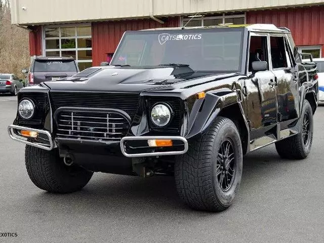 Kuki Utegereza Urus Mugihe Ushobora Gutunga Iyi Ntibisanzwe Lamborghini LM002? 6638_1