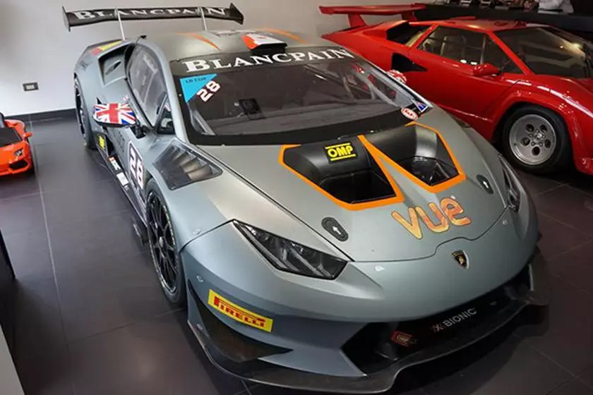 Deze zeldzame Lamborghini Huracan Racer zoekt een nieuwe coureur