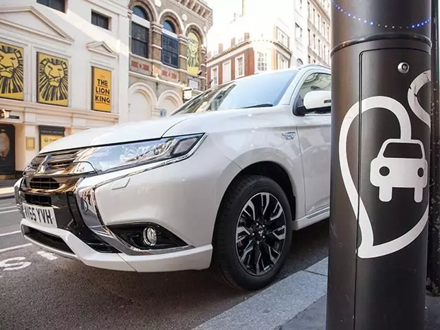 Ұлыбританияның зарядтау нүктесінің қымбаттауына кінәлі... Mitsubishi Outlander? 66546_1