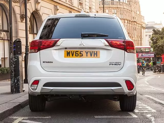 Angliýanyň nyrh nyrhynyň ýokarlanmagynda günäkärlenýärmi ... Mitsubishi Outlander? 66546_2