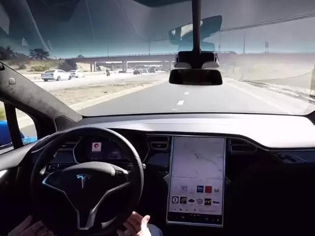 Tesla-nın yeni özü idarə olunan avtomobillərinin insanlara ehtiyacı yoxdur 66558_1